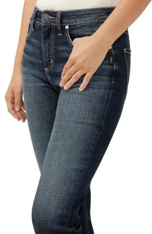 SILVER JEANS CO. Avery Curvy High-rise Capri Jeans
