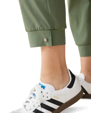 INGRID & ISABEL Maternity Cargo Pants