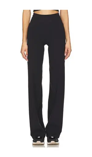 437 The Essentials Pant - Black