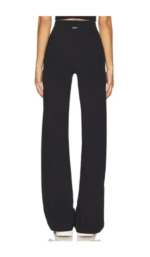437 The Essentials Pant - Black