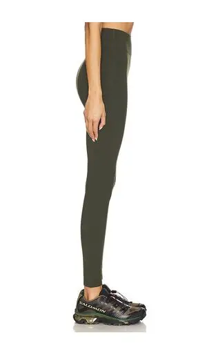437 The Essentials Legging In Dark Green - Forest