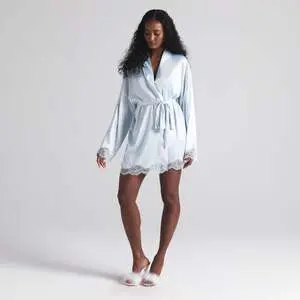 SKIMS Woven Shine Lace Robe - Cloud