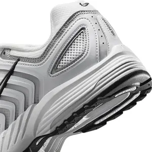 Nike Pegasus 2005 Athletic Sneakers