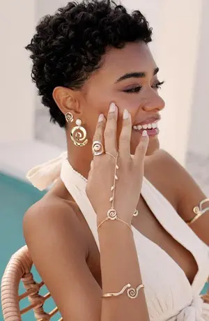 Ettika Aura Freshwater Pearl Hand Chain - Gold
