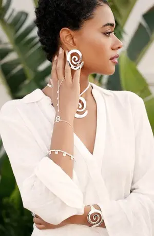 Ettika Aura Freshwater Pearl Hand Chain - Silver