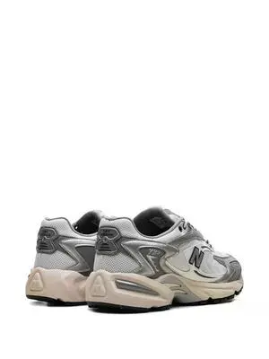 NEW BALANCE 725v1 Metallic Sneakers - Silver