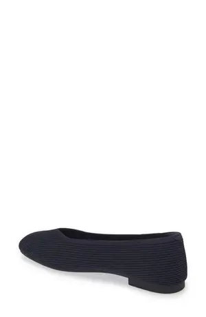 Vivaia Margot 2.0 Square-toe V-cut Flats - Navy