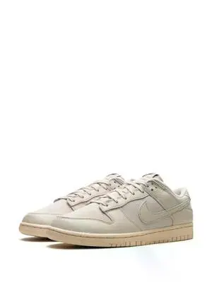 Nike Dunk Low Top Sneakers - Neutrals