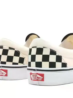 VANS Classic Slip-on Sneakers