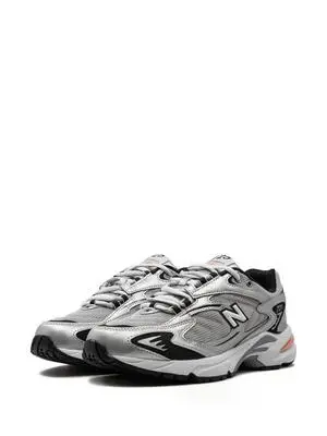 NEW BALANCE 725v1 Metallic Sneakers - Silver