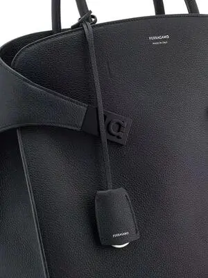 FERRAGAMO Hug Tote Bag In Hammered Calfskin - Black