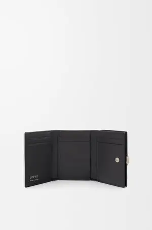 Loewe Pebble Trifold Wallet In Pebble Grain Leather Skin - Black