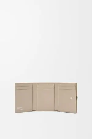 Loewe Pebble Trifold Wallet In Pebble Grain Leather Skin - Clay