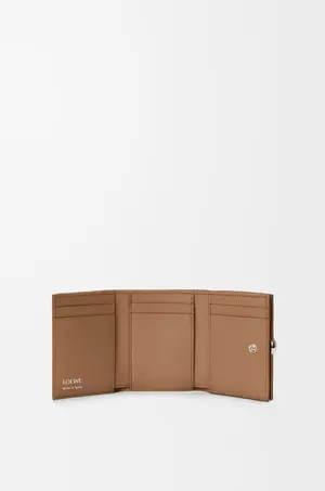 Loewe Pebble Trifold Wallet In Pebble Grain Leather Skin - Mocha