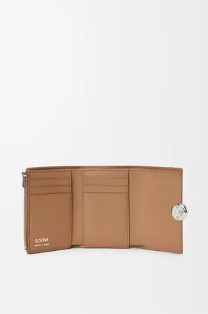 Loewe Pebble Small Vertical Wallet In Pebble Grained Leather Skin - Mocha