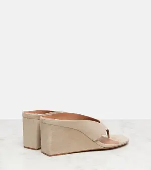 Alaïa Cube 75 Suede Wedge Thong Sandals - Beige