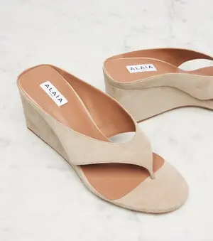 Alaïa Cube 75 Suede Wedge Thong Sandals - Beige