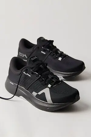 MOUNT TO COAST R1 Sneakers - Black