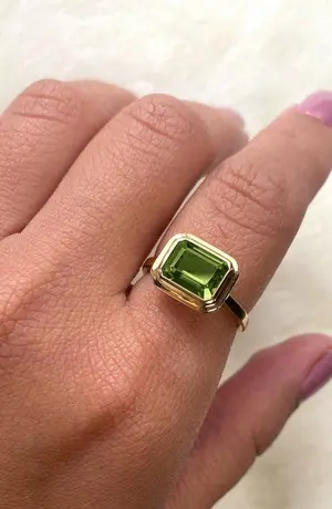 Goshwara Manhattan Emerald Cut Ring - Peridot