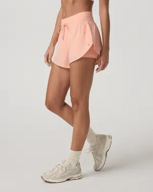 Vuori Daily Speed 2.5" Shorts Light Peach