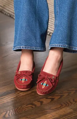 Minnetonka Nizhoni Moc Slipper - Sundried Tomato