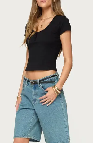 EDIKTED Katerina Henley Crop Top