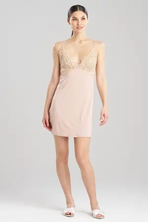 Natori Feathers Essentials Lenzing Ecovero Viscose Lace Chemise - Red