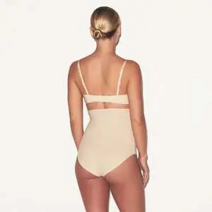 SKIMS Maternity Nursing Bra | Deep Neutral | | Wireless Form - Sand