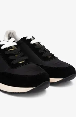 FRESHY Modern Runner Sneakers
