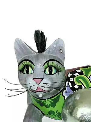 TOMS DRAG Mohawk-detail Cat Sculpture