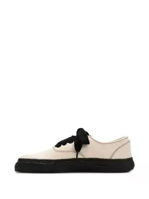 GENERAL SCALE. Kiefer Canvas Low Top Sneakers - Neutrals