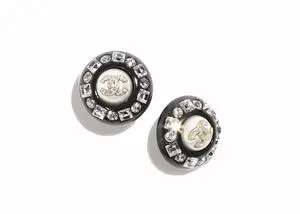 Chanel Puces D'oreilles Stud Earrings - Black/pearl White/gold
