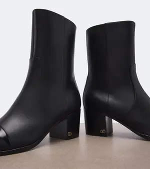 Valentino Garavani Vlogo Leather Ankle Boots - Black