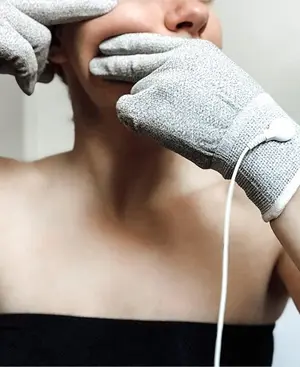 7E WELLNESS Microcurrent Facial Gloves