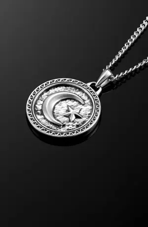 VINCERO Crescent Moon Pendant Necklace