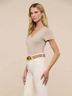 L'Agence Becca Cotton V-neck T-shirt - Biscuit