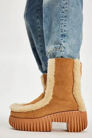 Women's Camel Boots