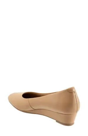 Trotters Denisse Wedge Pump - Beige