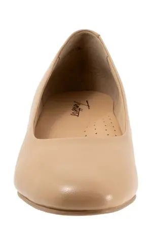 Trotters Denisse Wedge Pump - Beige
