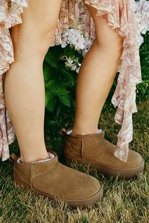 UGG Classic Ultra Mini Platform Boots - Chestnut