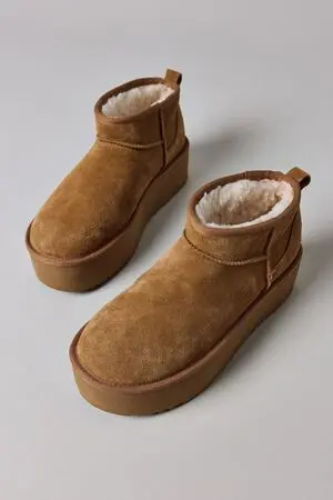 UGG Classic Ultra Mini Platform Boots - Chestnut
