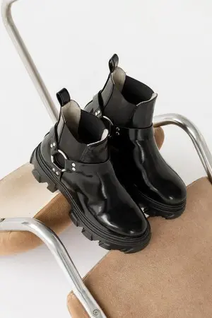 URBNKICKS Chelsea Strap Boots