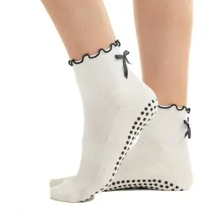 SOULS. Ruffle Bow Ankle Grip Socks - Off-white