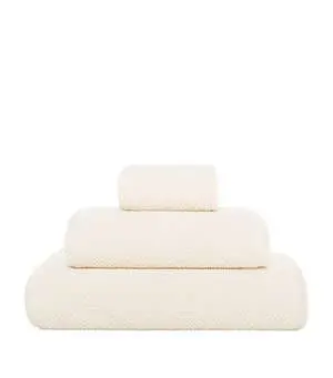 GRACCIOZA Bee Waffle Bath Sheet Neutral