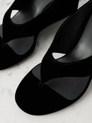 Alaïa Tong 75 Velvet Wedge Sandals - Black