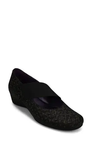 Vaneli Stretch Shoes For Women
