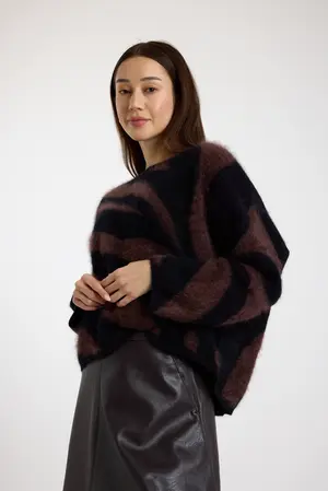 BRODIE CASHMERE Brushed Crew Neck Cashmere Sweater - Raven Brown