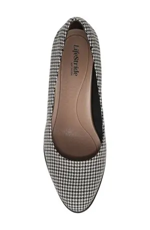 LIFESTRIDE Elevate Platform Pumps - Black/bone