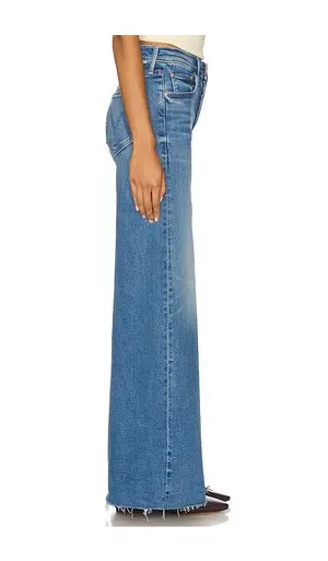 MOTHER The Tomcat Swisher Sneak Fray Jeans