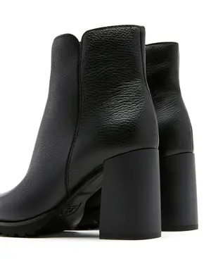 La Canadienne Maggie City Dry Pebbled Leather Ankle Boots